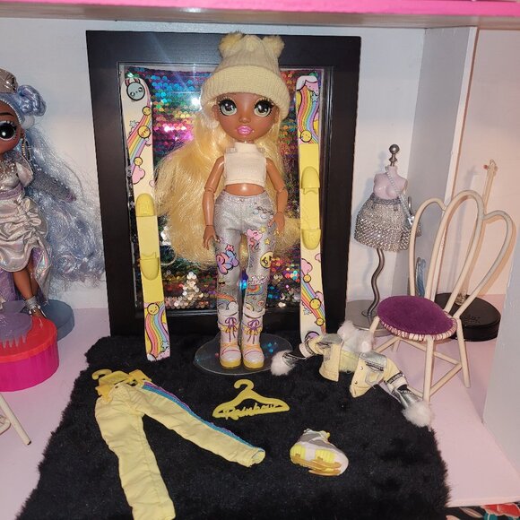 Rainbow High | Toys | Rainbow High Winter Break Sunny Madison Read ...